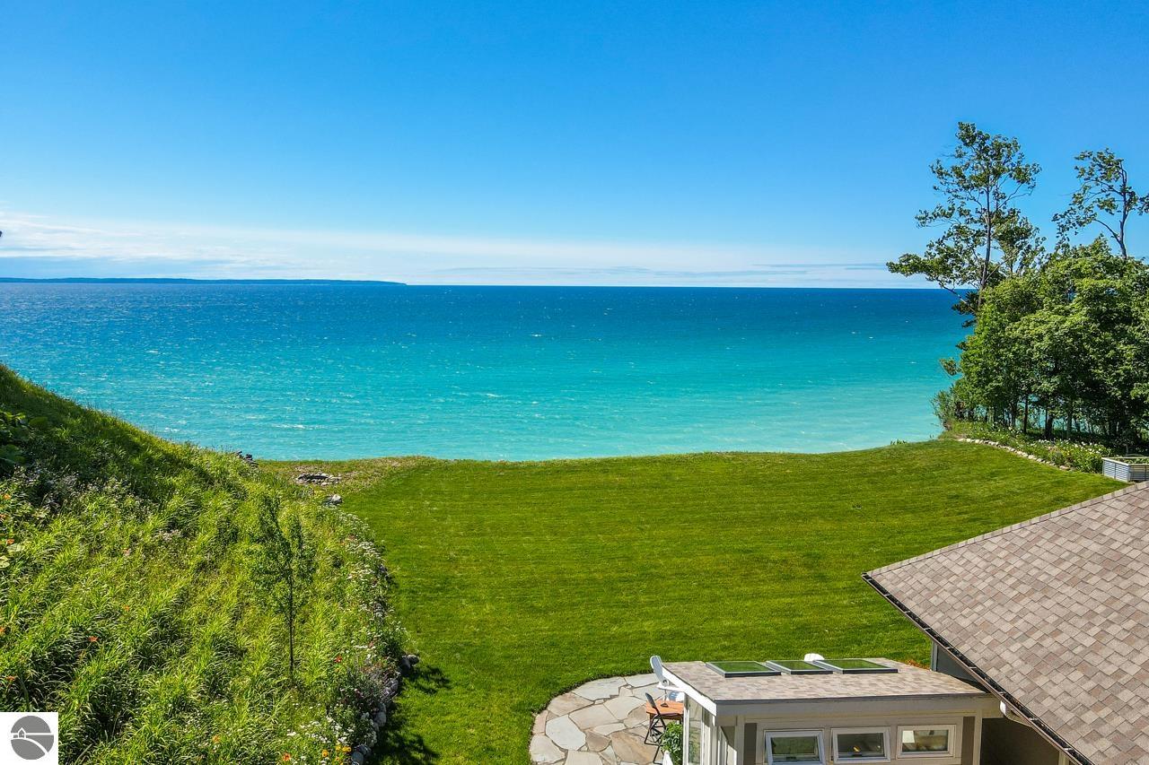 4201 High Bluffs Drive Leland, MI 49654